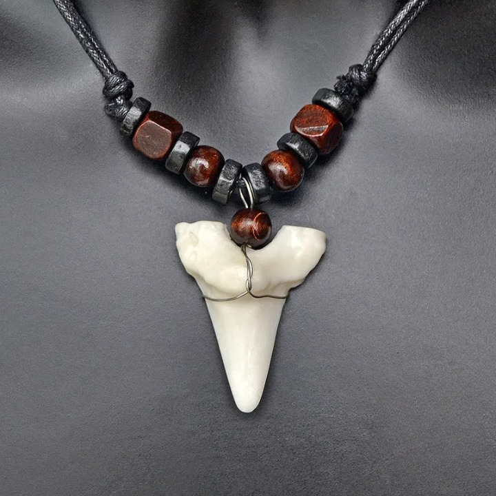 Collier Dent de Requin Perles de Bois – Afro Élégance